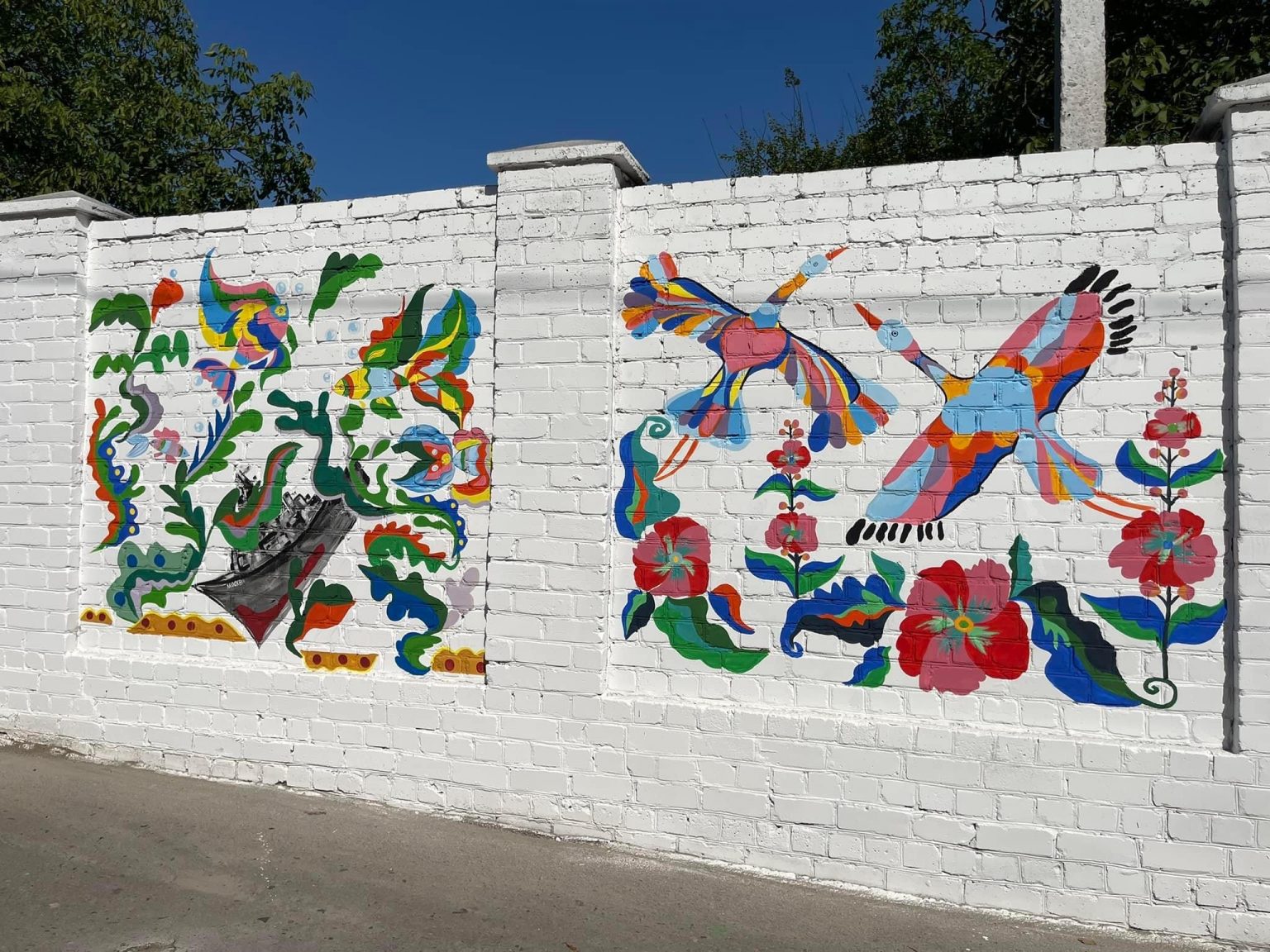 Художниця з Києва розписує паркан у Рівному Фото — ПроЗахід новини